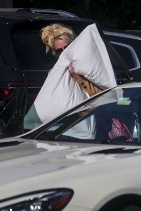 Britney Spears – Seen leaving Los Angeles hotel - FamousFix Britney Spears – Seen leaving Los Angeles hotel - FamousFix