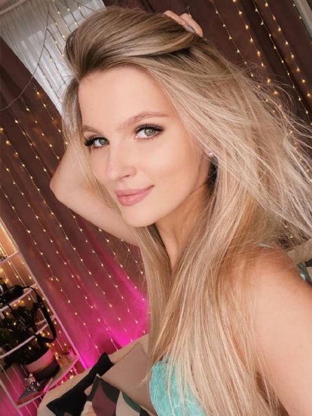 Ellie Moore Famousfix