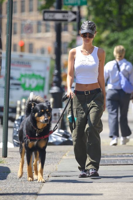 Emily Ratajkowski – Photographed going out for a walk with Colombo in ... Emily Ratajkowski – Photographed going out for a walk with Colombo in ...