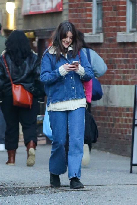 Suri Cruise – Steps out in New York - FamousFix Suri Cruise – Steps out in New York - FamousFix