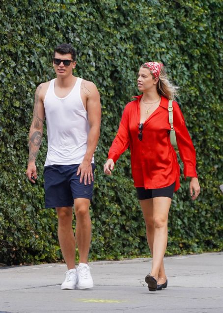 Hailey Clauson Seen On A Walk In New York Famousfix