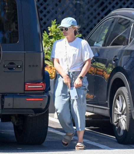 Hilary Duff Shopping Candids At Jaydes In Los Angeles Famousfix